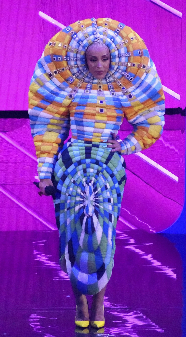 14 Celebrities Whose Daring Outfits Leave People Speechless Because of ...